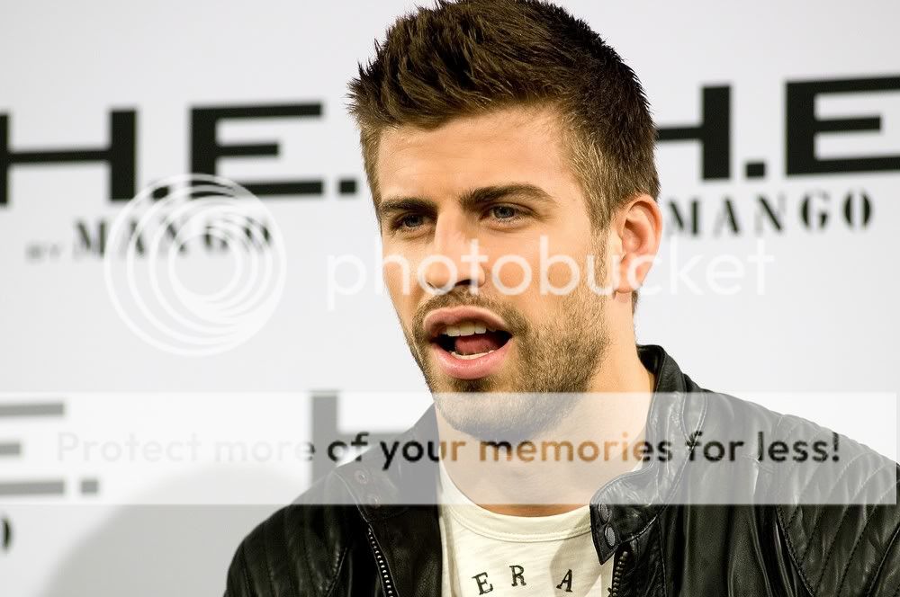 Gerard Piqué’s Barcelona | con la roja